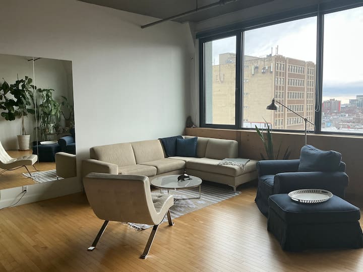 Bright Plateau Loft In Iconic Building - Montréal, QC