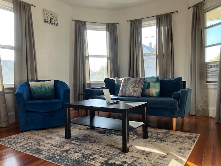Lovely Balcony In A 2 Br Apt, Close To Everything! - Cranston, RI