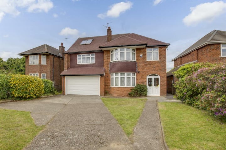 4  Double Bed Detached Home With Garden & Parking - High Wycombe