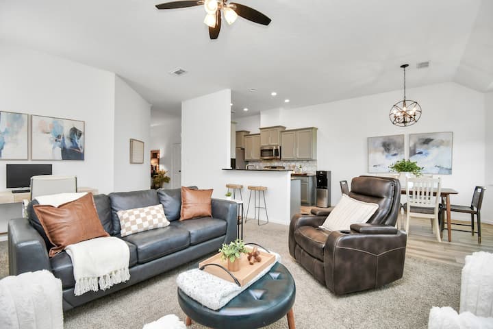 Cinco Ranch Home | Relocations & Insurance Stays - Katy, TX