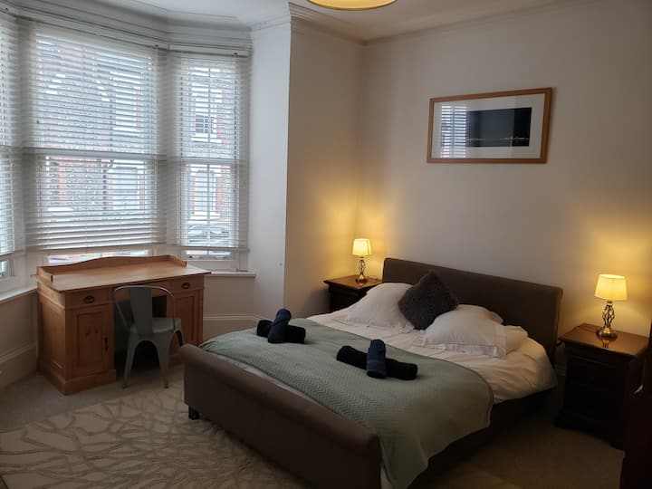 Easy Reach Of Beach | Spacious King Bed Apartment - Portsmouth