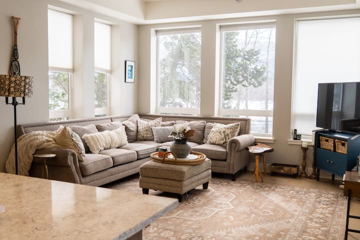 Custom Riverfront Home~stunning Views & Serenity! - Haines, AK