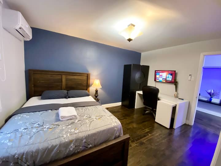 Direct Bus To Udem W/smart Tv + High Speed Wi-fi - Montreal