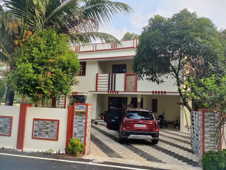 4 Bhk Home In Kozencherry - Adoor