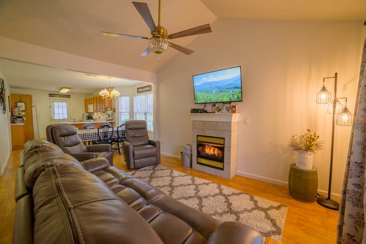 Family & Dog-friendly Home W/ Game Room & Hot Tub - Pigeon Forge, TN