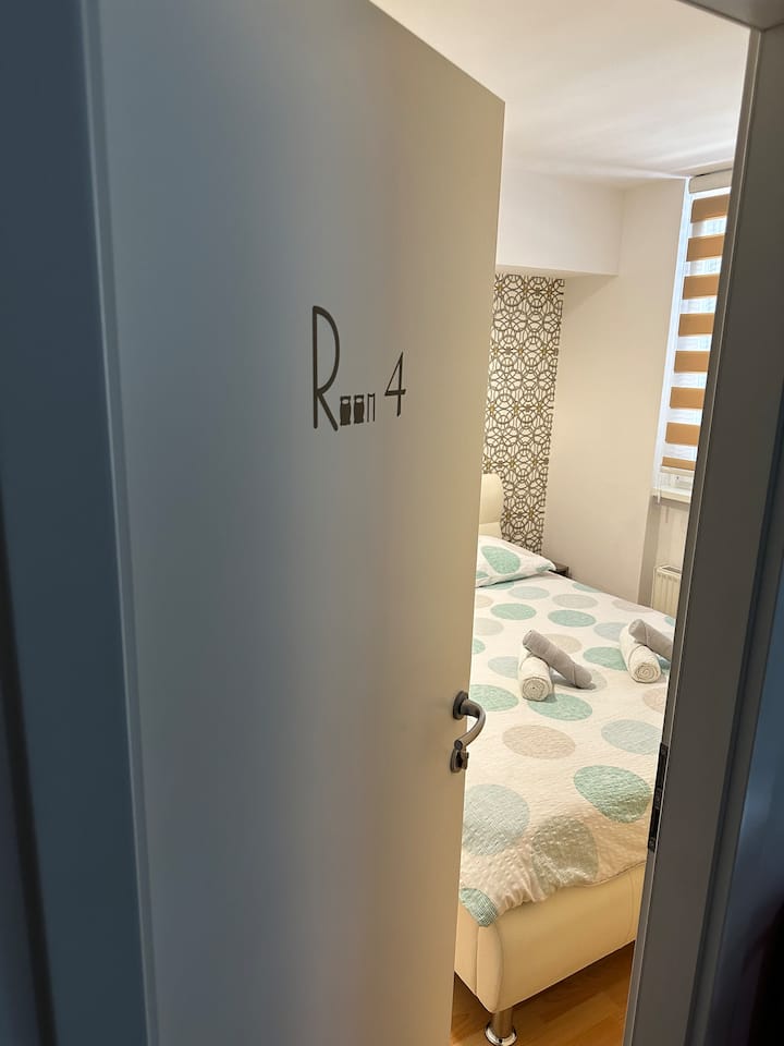 Granada Room 4 - Central Station Near Town Center - Ljubljana