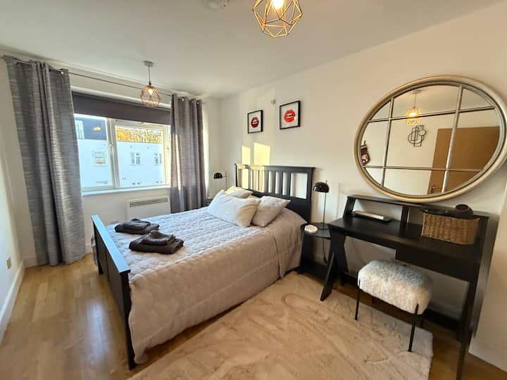 Zone1-2 Central 4-5 People, Near Tower Bridge - London