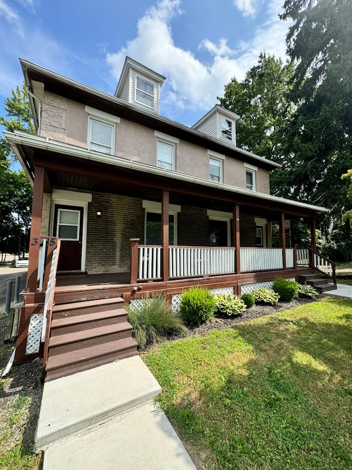 Summer Retreat -Sleeps 16 @ 33 And 35 Maple - Fredonia, NY