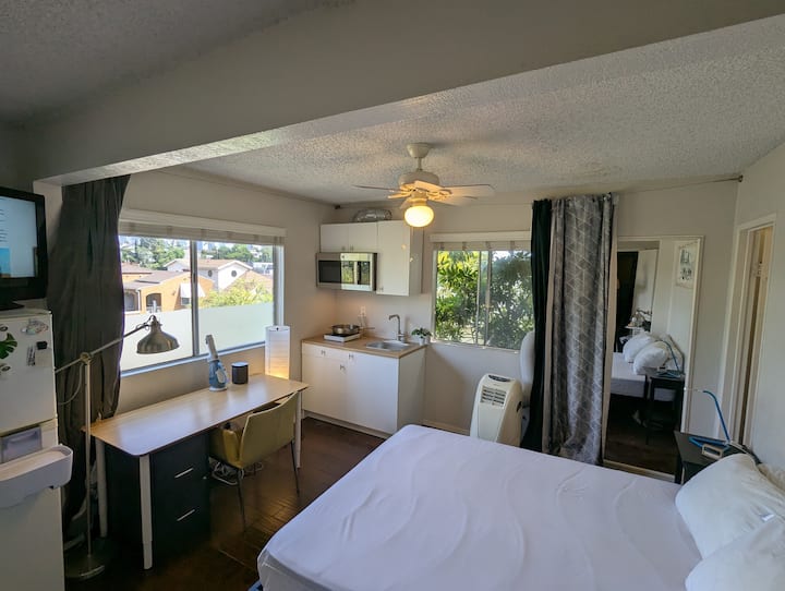 Silver Lake Suite: Deck+views+walkable+kitchen - Los Angeles, CA