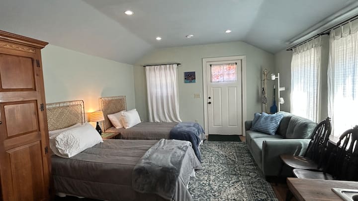 Cozy Studio W/kitchenette And Patio - Minneapolis, MN