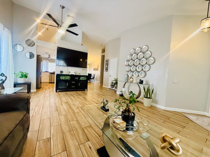 Desert Bloom Hideaway! - North Las Vegas, NV