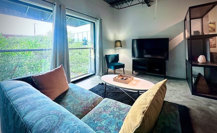 Cool Eclectic Loft With Coworking - Dallas, TX
