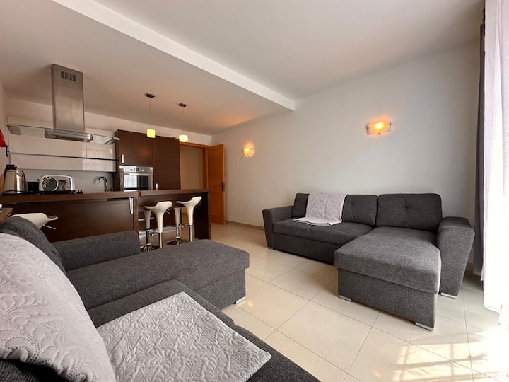 Sliema Apt 2 Bed, 3 Bath, Beach 200m K9 - Malta
