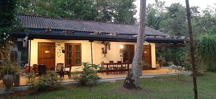 River Side Denipitiya
Deluxe Double Room - Mirissa