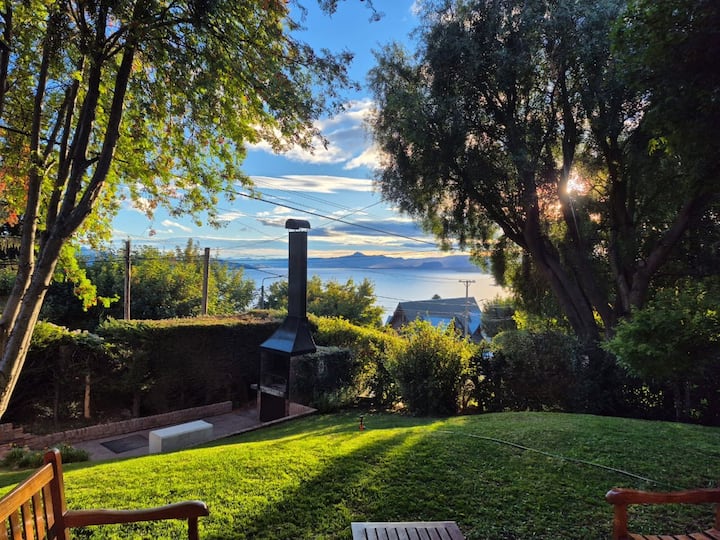 Great View Of The Lake, Garden, Barbecue, Private Parking - Bariloche