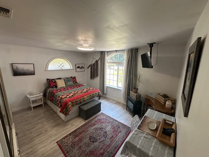 Sacred Creek Garden -Upscale Area-modern 1br - Mount Shasta, CA