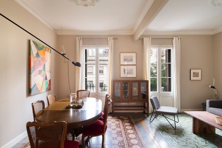 The Charm Of Barcelona's Modernist Architecture - Barcelone