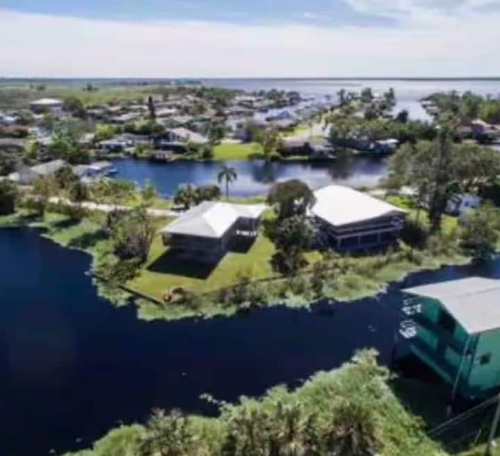 Waterfront Family Retreat • Huge Home • Sleeps 12 - Cocoa, FL
