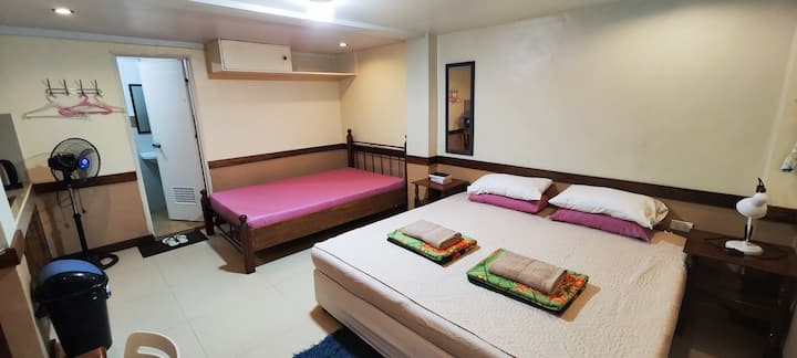 Comfy Family Room With Private Bath - La Trinidad