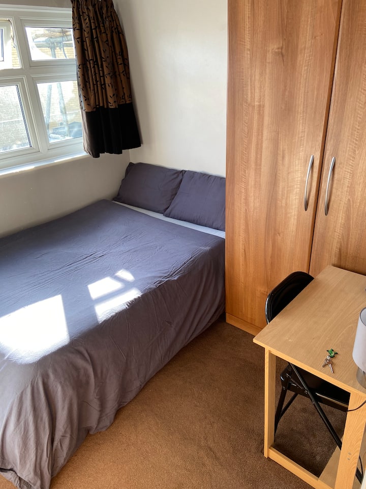 Private Room In London + Few Mins Walk To The Tube - Dagenham