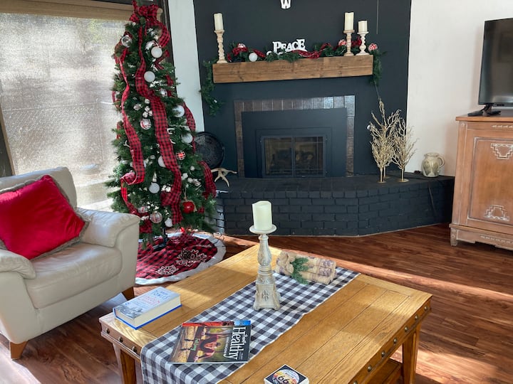 Amazing Location
King Bed 1 Mile From Courthouse. - Prescott, AZ