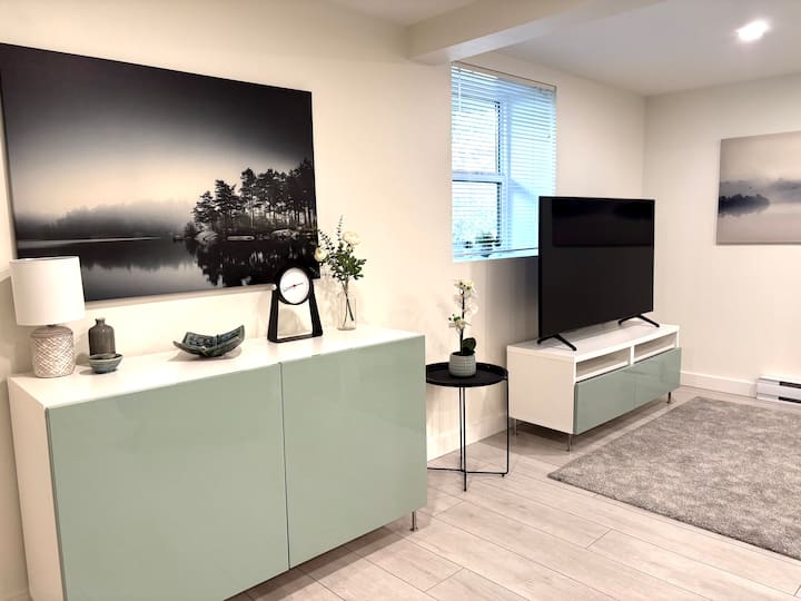 Steps To Ocean & Beach, 1 Bedroom - Victoria