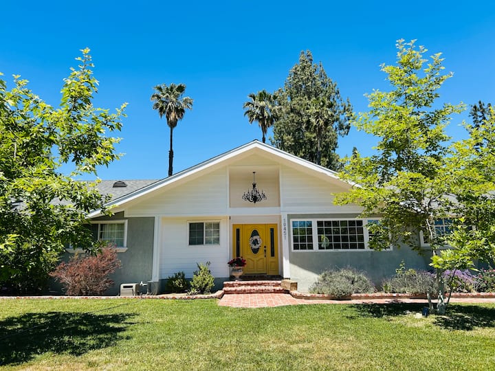 Traditional Quaint Oasis - Los Angeles, CA