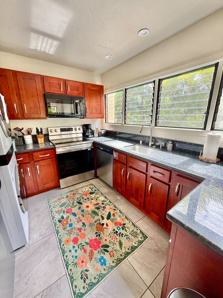 King Suite Ac In Bedroom, Washer And Dryer - Kepuhi Beach, HI