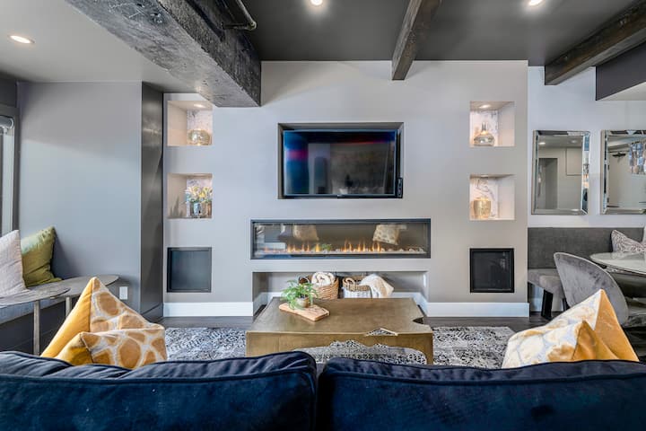 Downtown Waterfront Loft - Stunning Decor - Kelowna