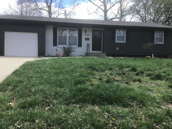 Comfy Cozy Clean And Close To Ku, Downtown - Lawrence, KS