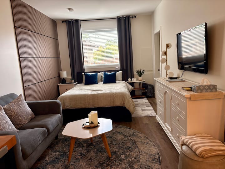 Cumberland Guesthouse C~ The Trailhead Studio - Courtenay, BC, Canada