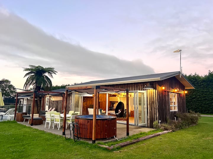 Mars Barn:
Stars & Serenity With Pool, Sauna, Spa. - Ōtaki