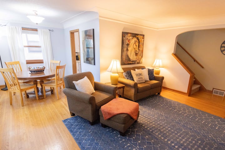 Bright & Spacious! 2 Bedrm Unit In Prime Location! - Minneapolis, MN