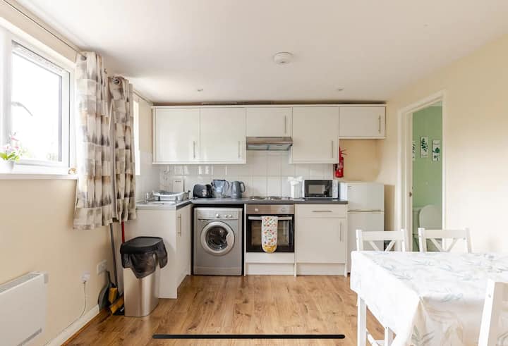 Gorgeous Flat In Morden Park - Thames Ditton