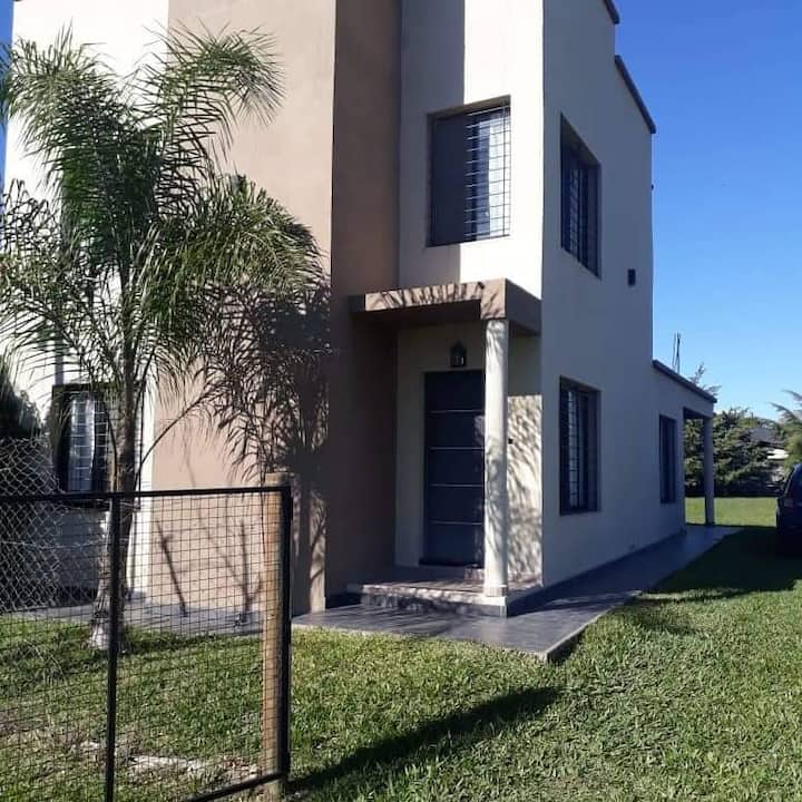 Casa Dos Plantas Con Enorme Jardin. Paz Total - Colón