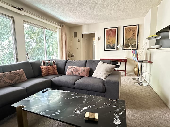Great Location! Lovely, Quiet Apartment W/ Balcony - West Hollywood, CA