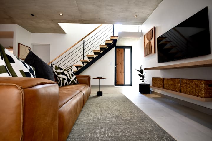 Stylish Family Friendly Townhouse With Bbq Patio - Namibia