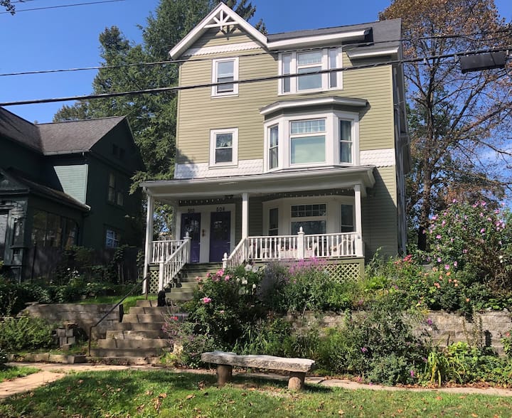 Arts & Crafts Apartment Near Syracuse University - Syracuse, NY