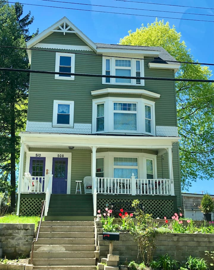 Arts & Crafts Apartment Near Syracuse University - Syracuse, NY