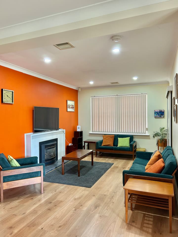 Tj’s Retro Retreat Between Glenelg And Cbd - Glenelg