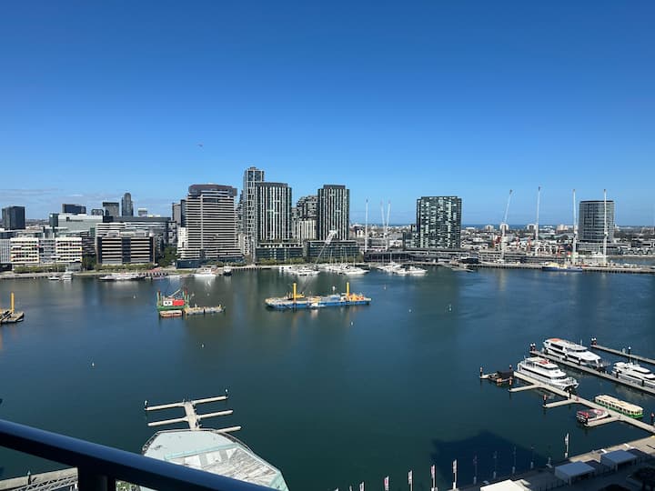 Luxury Waterfront Apartment With Pool & Gym - Brooklyn