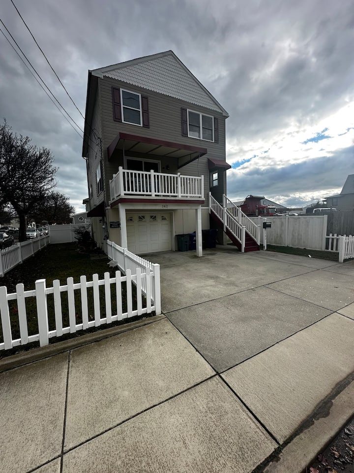 Private Pool
Large Deck W/ Gas Grill
2 Car Parking - Wildwood, NJ