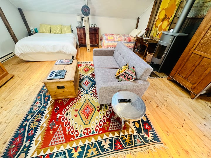 Yellow Dogs Cottage: Unique Large Downtown Cottage - Bozeman, MT