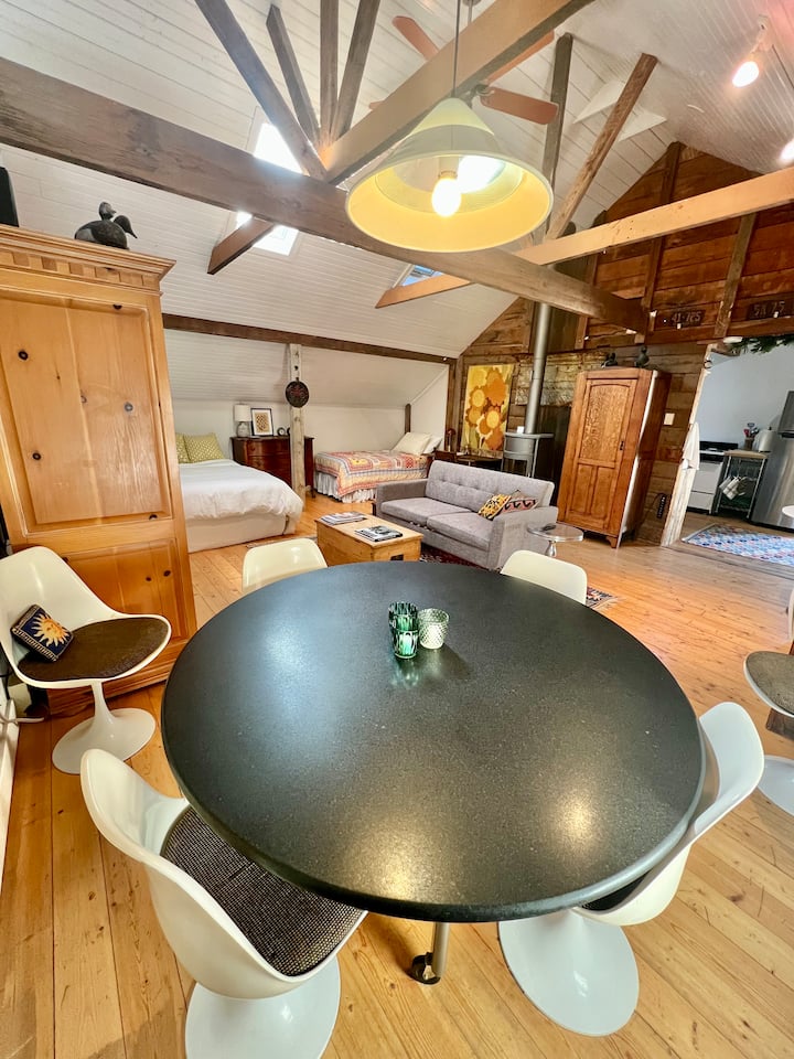 Yellow Dogs Cottage: Unique Large Downtown Cottage - Bozeman, MT