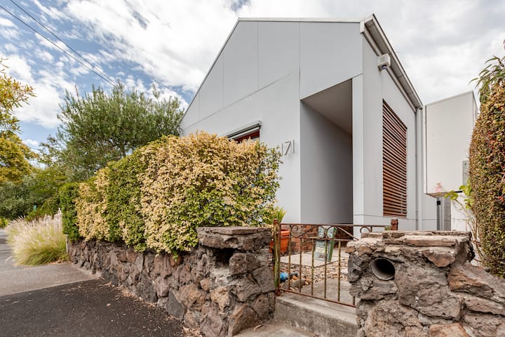 Light Filled And Peaceful. Free Parking. - Ivanhoe