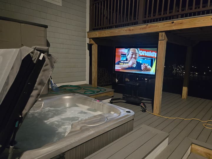 1 Br/1ba Apt W/ Hot Tub/pool, Deck, Private Garage - Portland, ME
