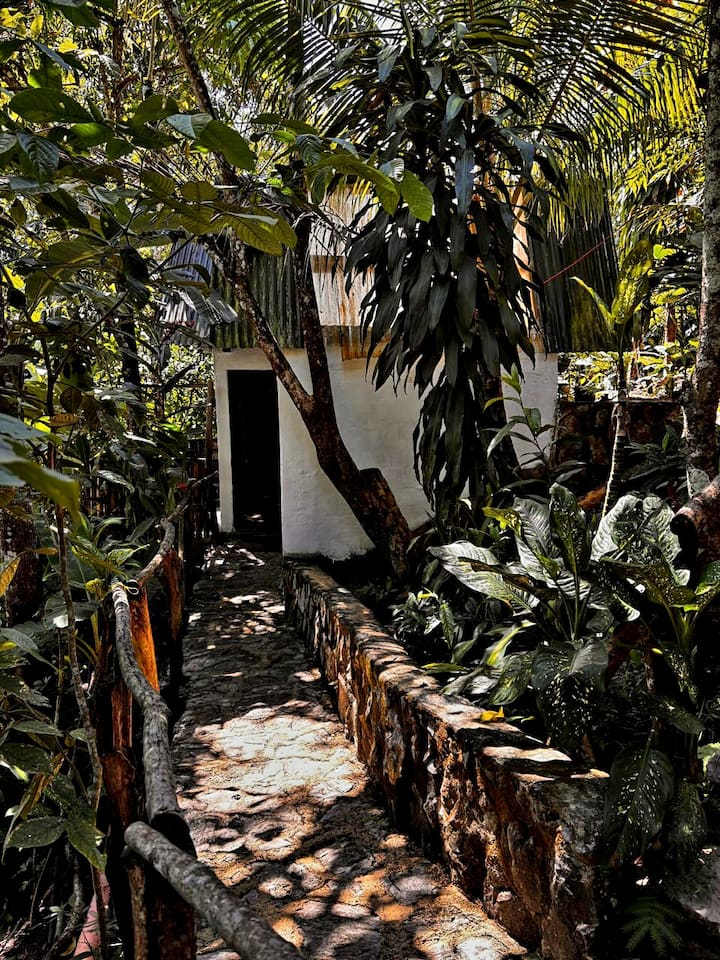 Private Garden Cottage With Private Bathroom- H/s - Guatemala
