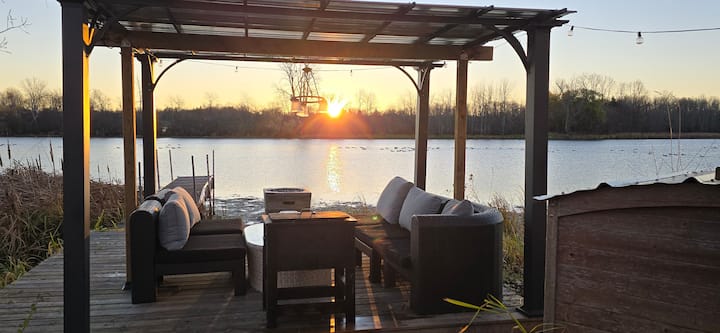 Waterfront Hot Tub Pool Badminton Sandpit Bonefire - Napanee