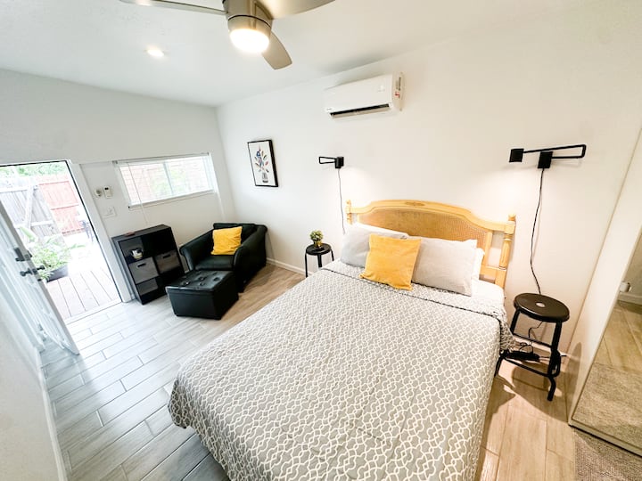 Adorable Modern Studio West, Clean & Comfy - St. Petersburg, FL