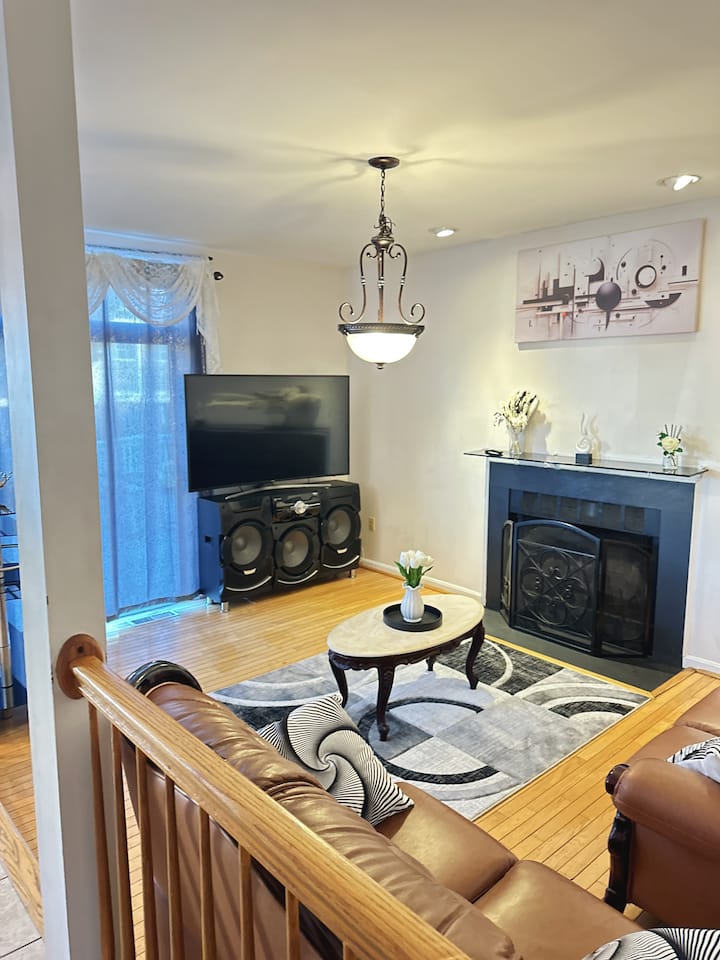 Glamorous Two Level, 4 Bedroom Family Home - Largo, MD